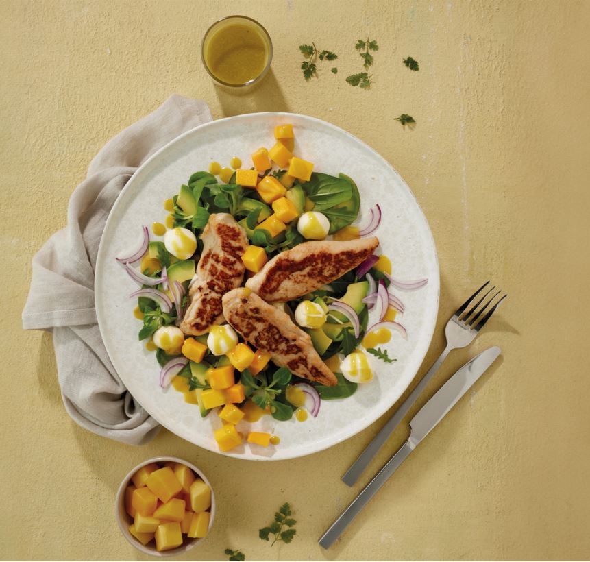 Mango-avocadosalade met kipfilethaasjes